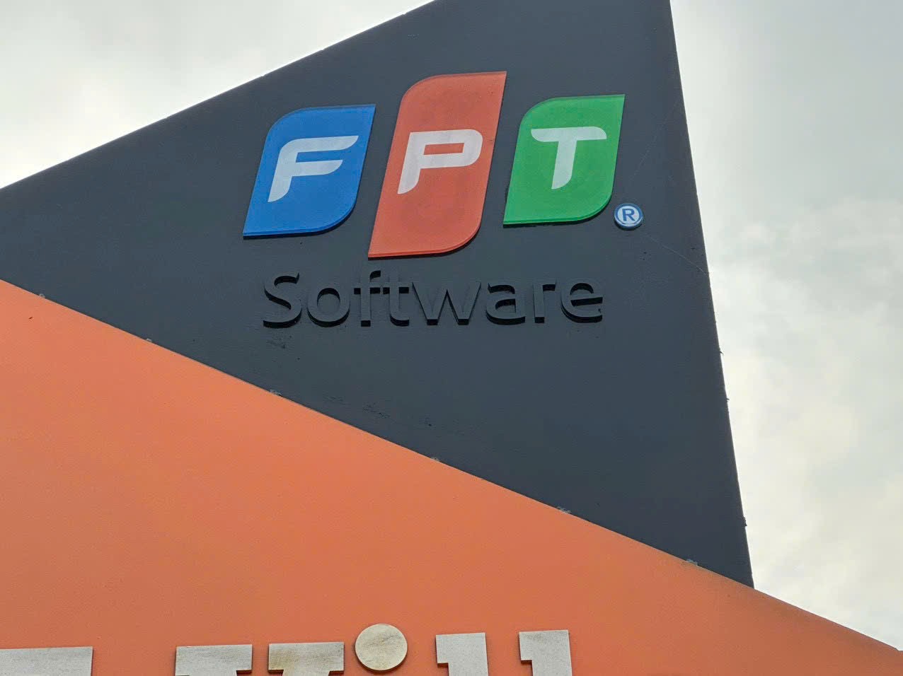 Hoàn thiện biển chỉ dẫn cho FPT Software | Quảng Cáo Trường Phát